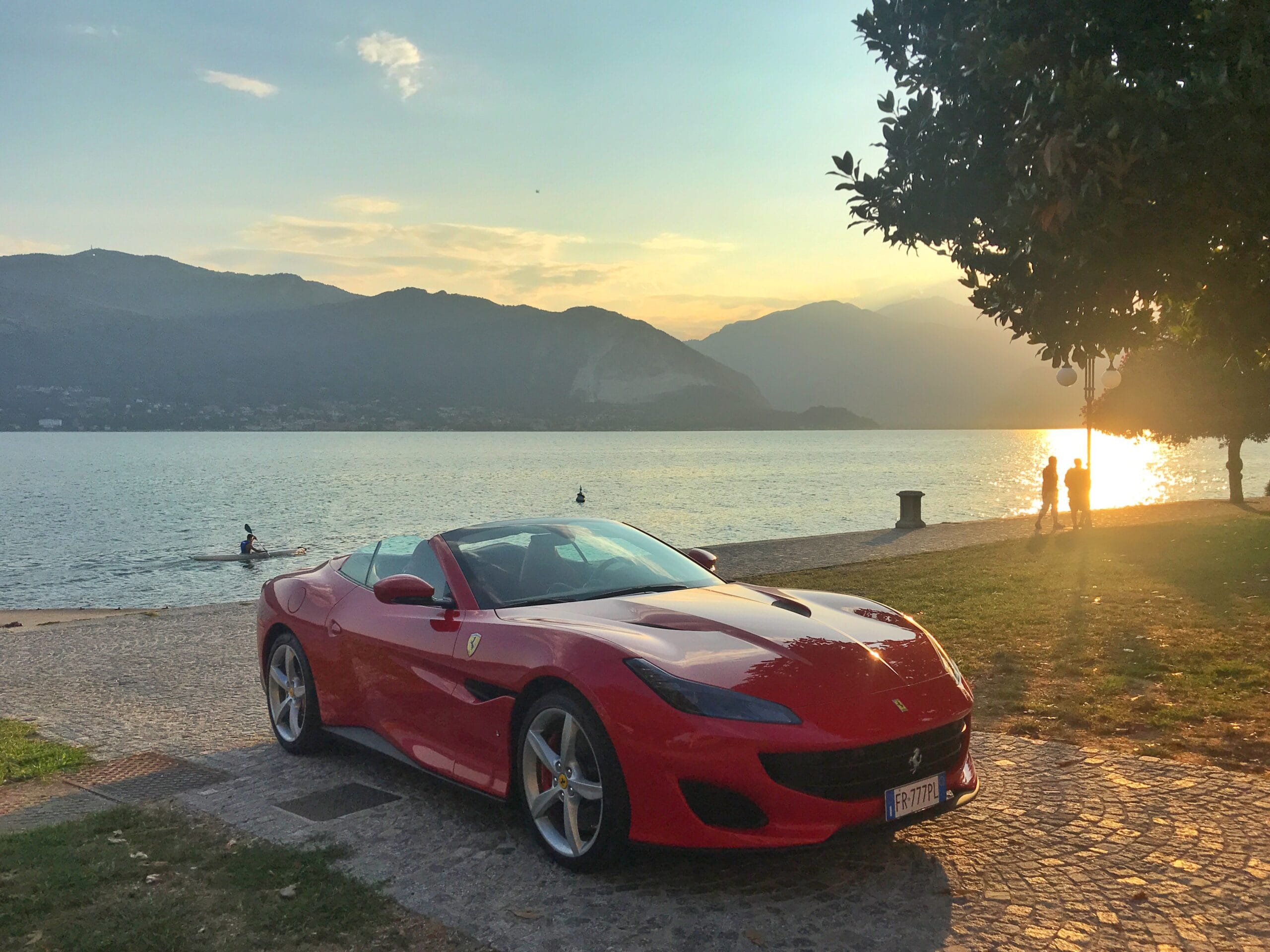 Italy behind the glass of a Ferrari | CARTER.EU